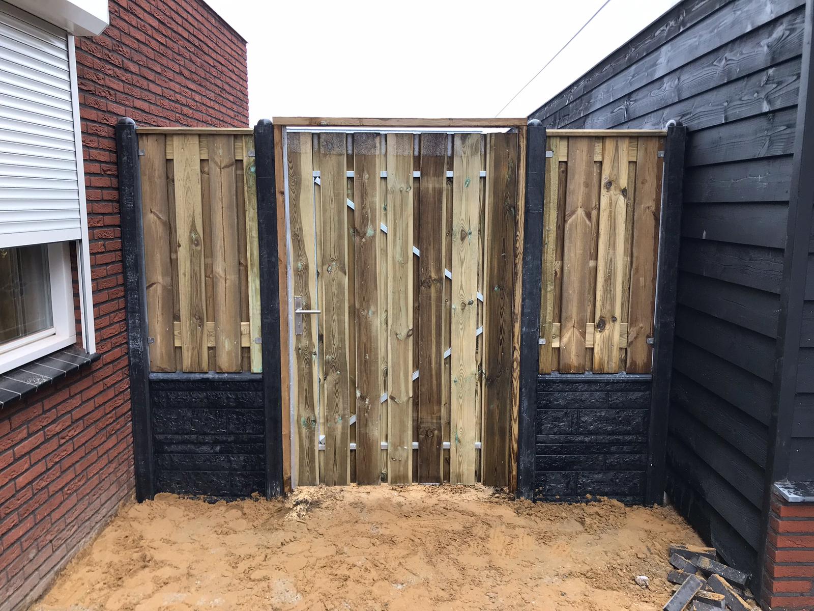 Luxe Schutting met Poort - Van Veen Schuttingen Helmond